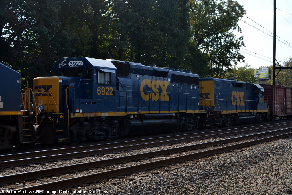 CSX GP40-2 6922 and CSX Road Slug 2282 trail on Q418-05